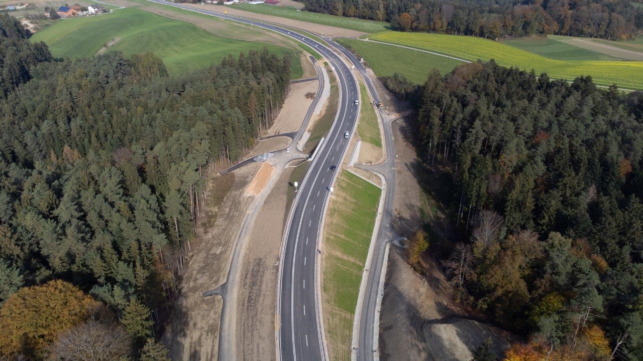 Die Bauarbeiten zum Ausbau der Bundesstraße B 588 zwischen Reischach ...